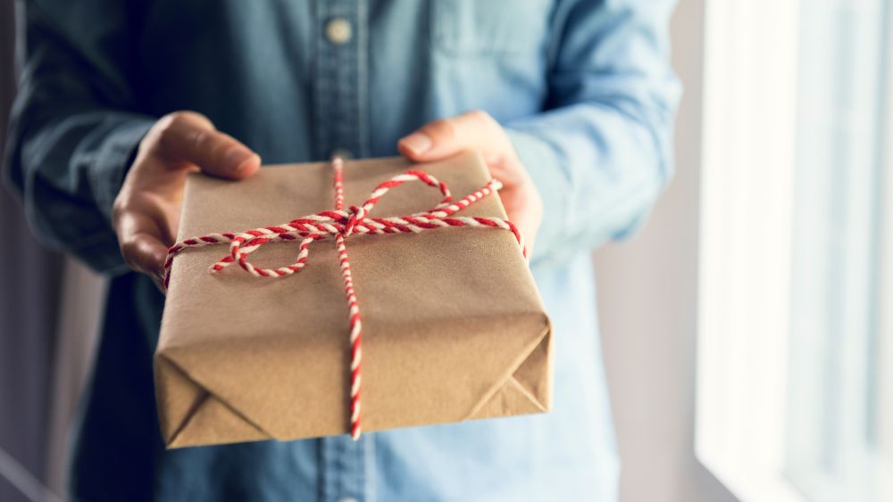 The mental benefits of giving a thoughtful gift